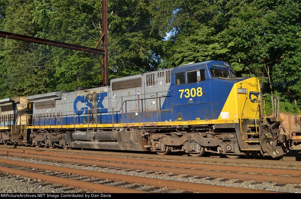 CSX C40-8 7308 in almost good looking YN2 on Q034-25
